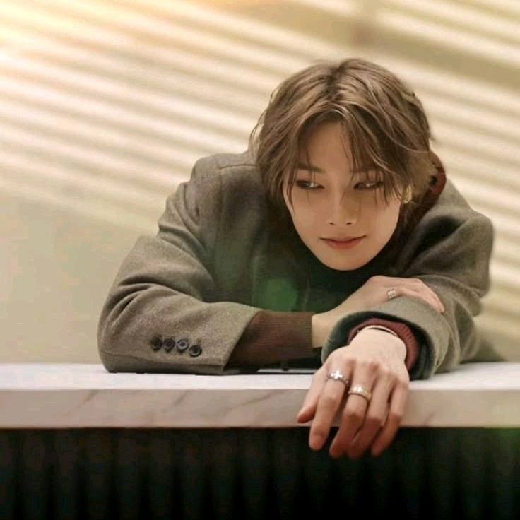Chat with Jeongin - Flipped.Chat - AI Character Chatbot